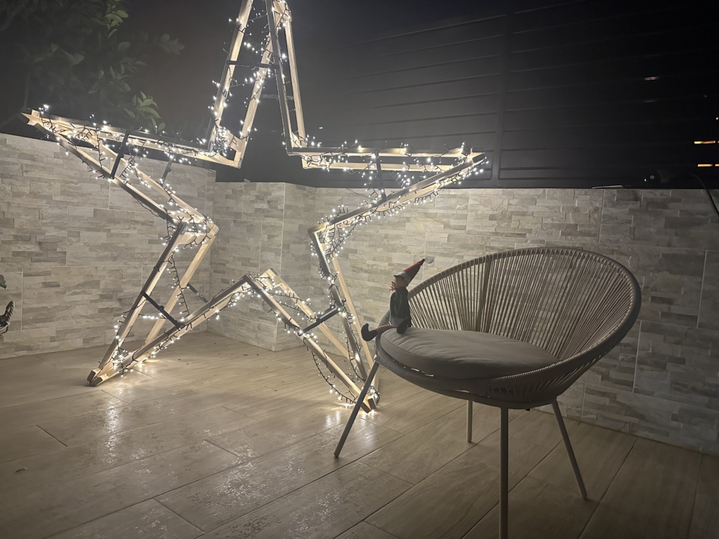 Créer une étoile de Noël géante avec des tréteaux en bois - Astiblog